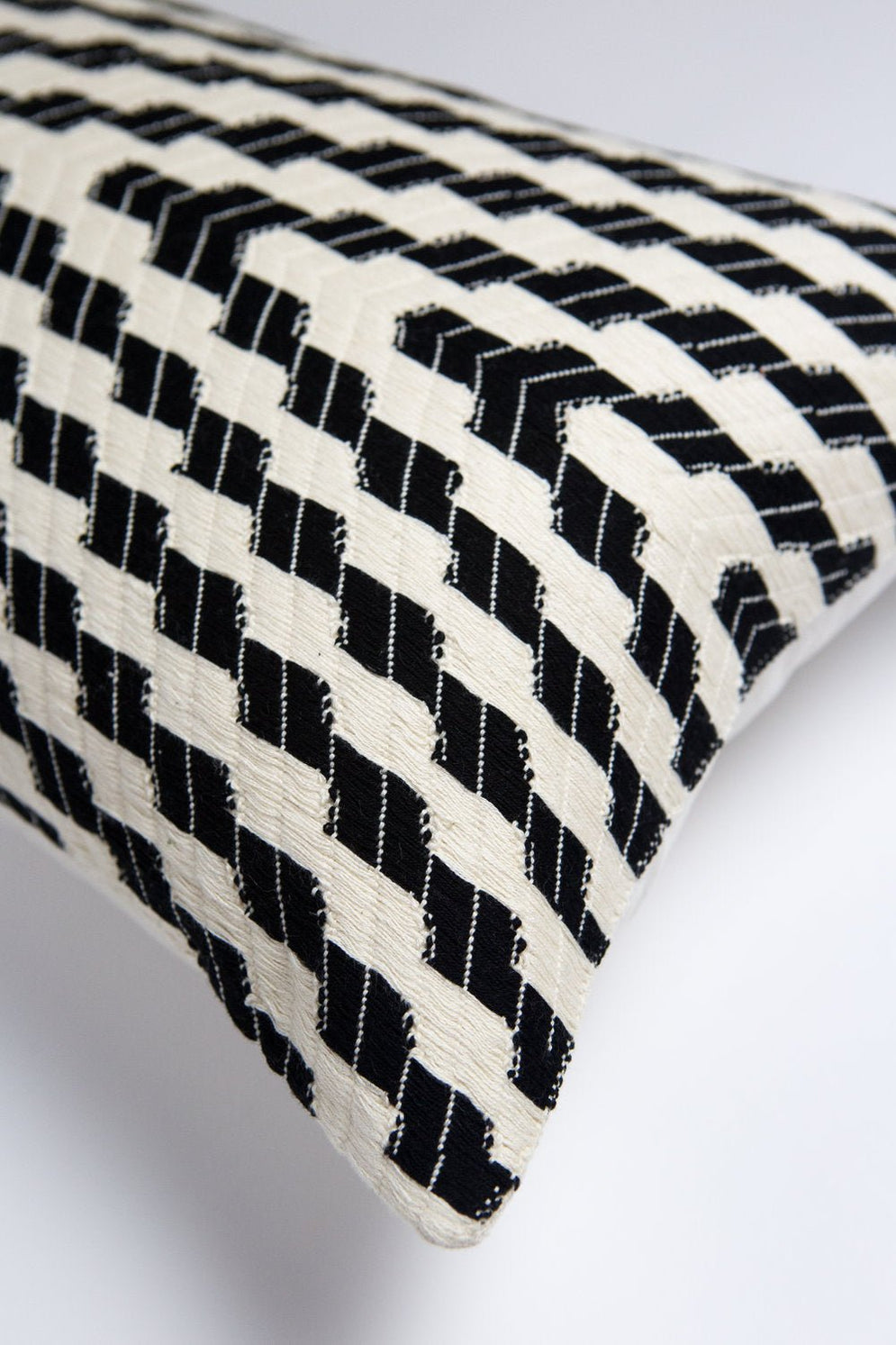 Almolonga Zig Zag Pillow - Black & White – Archive New York